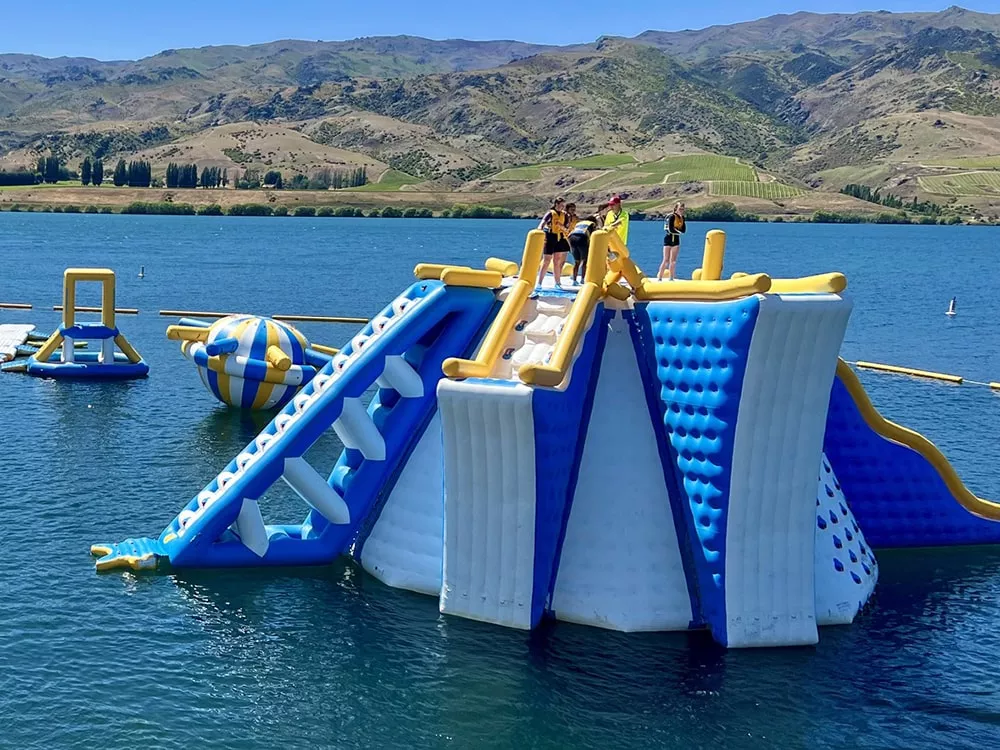Recherche de marché avant d'acheter un parc aquatique gonflable